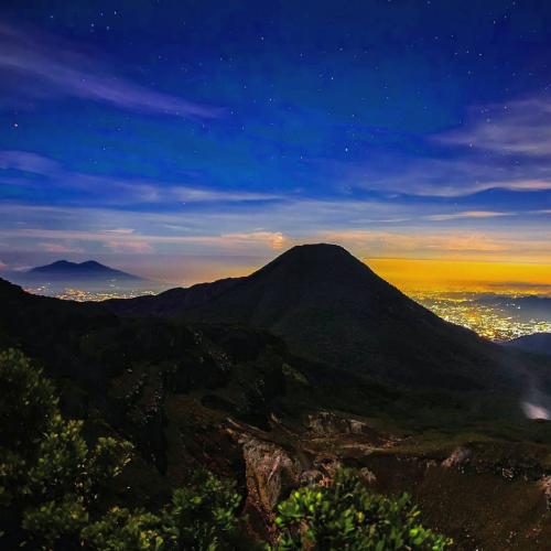Rekomendasi Gunung Cantik di Bogor, Cocok untuk Mendaki di Weekend ...