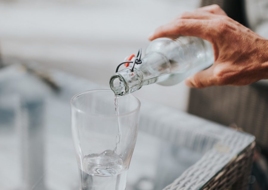 Saat Minum Air, Lebih Baik Menyeruput Perlahan atau Meneguknya Langsung ...